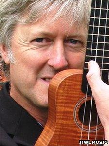 Ukuleles too popular says top player Steven Sproat - BBC News