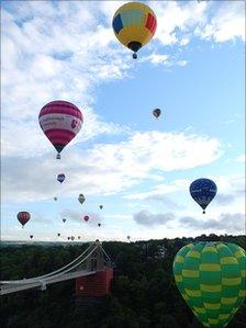 Balloons take to sky on final day of Bristol Balloon Fiesta - BBC News
