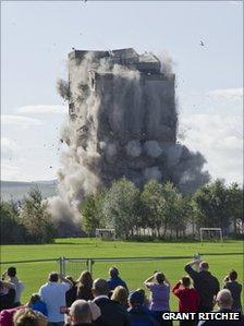 Edinburgh tower blocks successfully demolished - BBC News