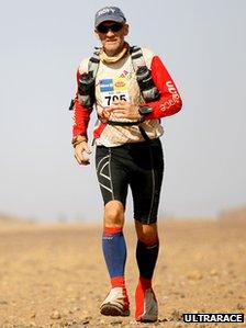 Derbyshire runner Rory Coleman completes 700th marathon - BBC News