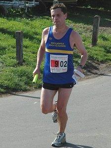 Cromer Boxing Day dippers honour Holt man Jeff Dodds - BBC News