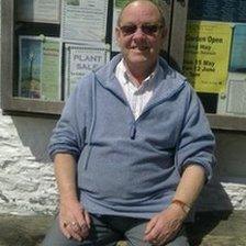 Family tribute to Albert Jennings after fatal bus crash - BBC News