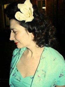 'Jaw replacement surgery ended my unbearable pain' - BBC News