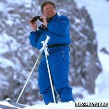 James Whitaker, former Daily Mirror royal editor, dies - BBC News