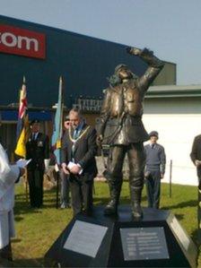 RAF Exeter WWII fighter pilots' memorial unveiled - BBC News