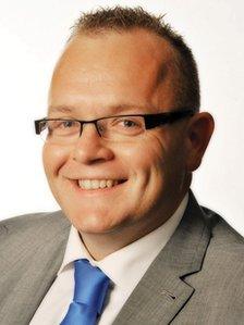 Pendle Council Conservative-Lib Dem deal brings new leader - BBC News