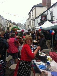 Wadebridge street party hosts more than 1,000 guests - BBC News