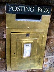 Olympics win: Gold post box honours Heather Stanning - BBC News