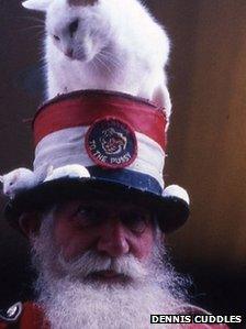 Snowy Farr memorial celebrates Cambridge fund-raiser - BBC News