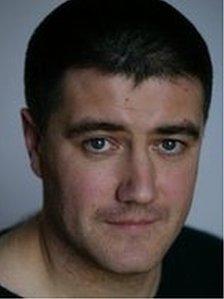 Simon Russell Beale dislocates finger on National stage - BBC News