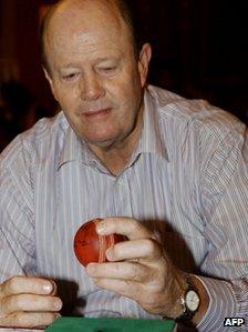 Tony Greig, ex-England cricket captain, dies aged 66 - BBC News