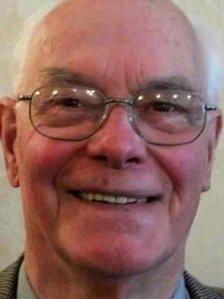 Jimmy Halliday: Former SNP leader dies aged 85 - BBC News