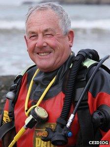 Recognition for Plymouth diver John Smith's 50 years - BBC News