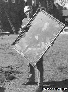 Hinton Ampner blaze memories sought for exhibition - BBC News