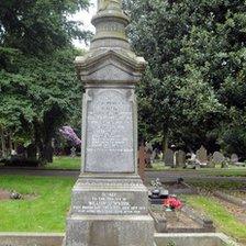 Bedworth Society revamps cemetery trail - BBC News