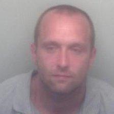 Kent fugitive Craig Brown 'poses threat to public' - BBC News