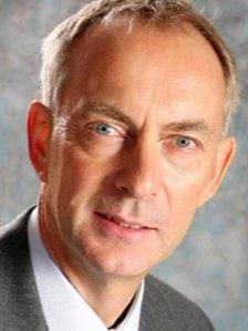 Norfolk council chief David White £100k pay-off inquiry launched - BBC News