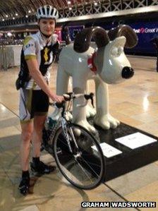 Cyclist rides and runs Gromit trail in one day - BBC News