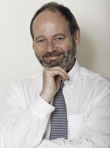 John Lloyd makes Edinburgh Fringe debut - BBC News