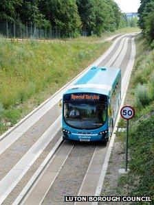 Delayed Luton-Dunstable guided busway opening announced - BBC News