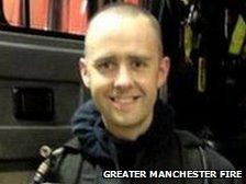 Bury streets packed for fireman Stephen Hunt's funeral - BBC News