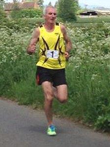 Cardiff 10k: Martin Rees claims new over-60s world record - BBC News