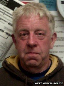 Missing killer Alan Giles: New photo released - BBC News