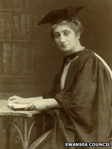 Blue plaque for Swansea women's campaigner Emily Phipps - BBC News