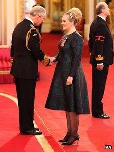 Singer Adele awarded MBE at Palace - BBC News