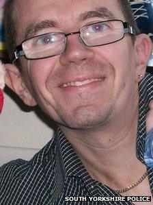 Simon Holdsworth murder: Police renew appeal for help - BBC News