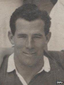 Wales v Ireland: Rugby's 'most violent game' re-told - BBC News