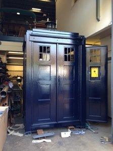 Boscombe's 'Tardis' police box arrives - BBC News