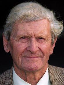 Babe creator Dick King-Smith dies aged 88 - BBC News