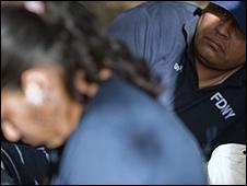 ¿Cómo vive un indocumentado en EE.UU.? - BBC News Mundo