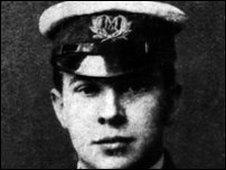 Bid to revamp Godalming Titanic memorial moves forward - BBC News