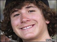 Jordan Romero, 13, 'becomes youngest to scale Everest' - BBC News