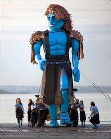 'Big Man Walking' visits Dumfries - BBC News