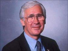 Angus MSP Andrew Welsh to stand down in 2011 - BBC News