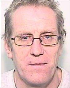 Police track child sex attacker from Bolton - BBC News