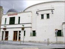 Historic Bo'ness cinema offers 'jeely jar' ticket - BBC News