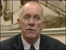 Under fire head of children's services to retire - BBC News