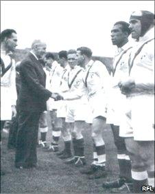 'Unparalleled' story of black rugby star Cec Thompson - BBC News