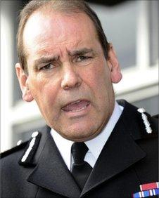 West Yorkshire Chief Constable's neighbourhood pledge - BBC News