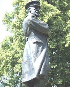 Titanic Captain Smith statue Hanley move campaign - BBC News