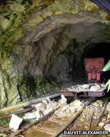 Loch Lomond national park approves Cononish gold mine - BBC News