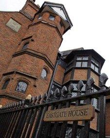 Charles Dickens house in Rochester opens hidden nooks - BBC News