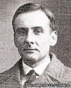 Titanic: 'I heard the screams' recalls officer - BBC News