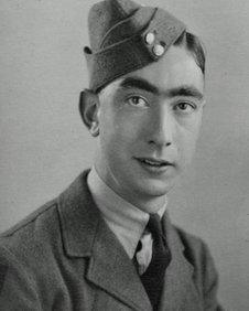 Hove Battle of Britain hero commemorated - BBC News