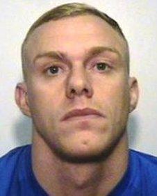 'Spain fugitive' Lee Willis is arrested in Bolton - BBC News