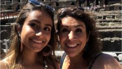 US mum and daughter 'questioned over different surnames' - BBC News